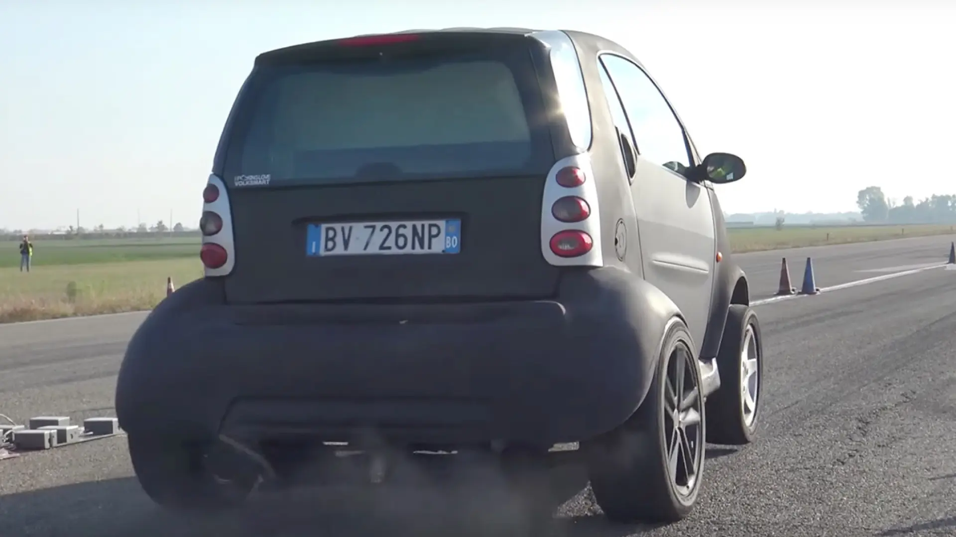 Un Smart dragster de 150 CV... ¡dale las largas, valiente!