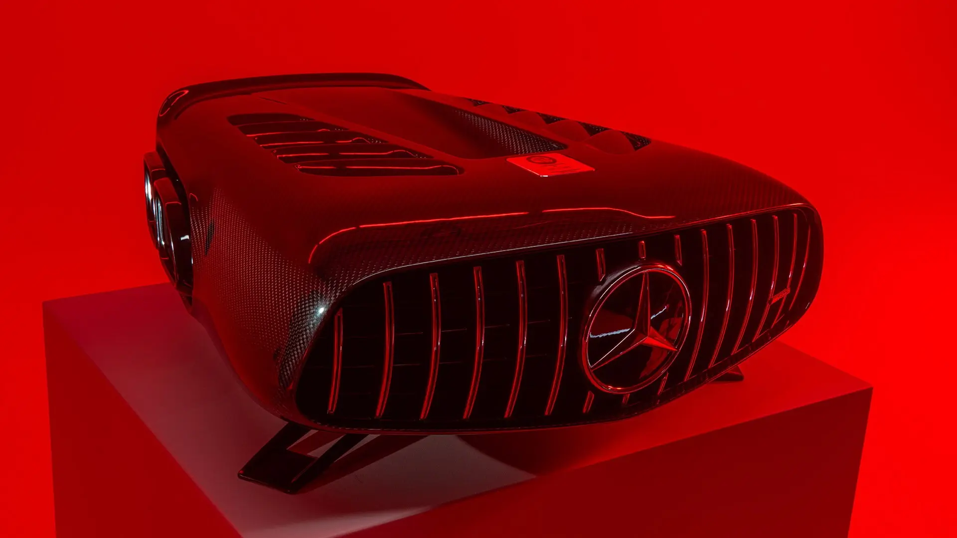 Sistema de sonido con la forma de la parrilla de un Mercedes-AMG GT