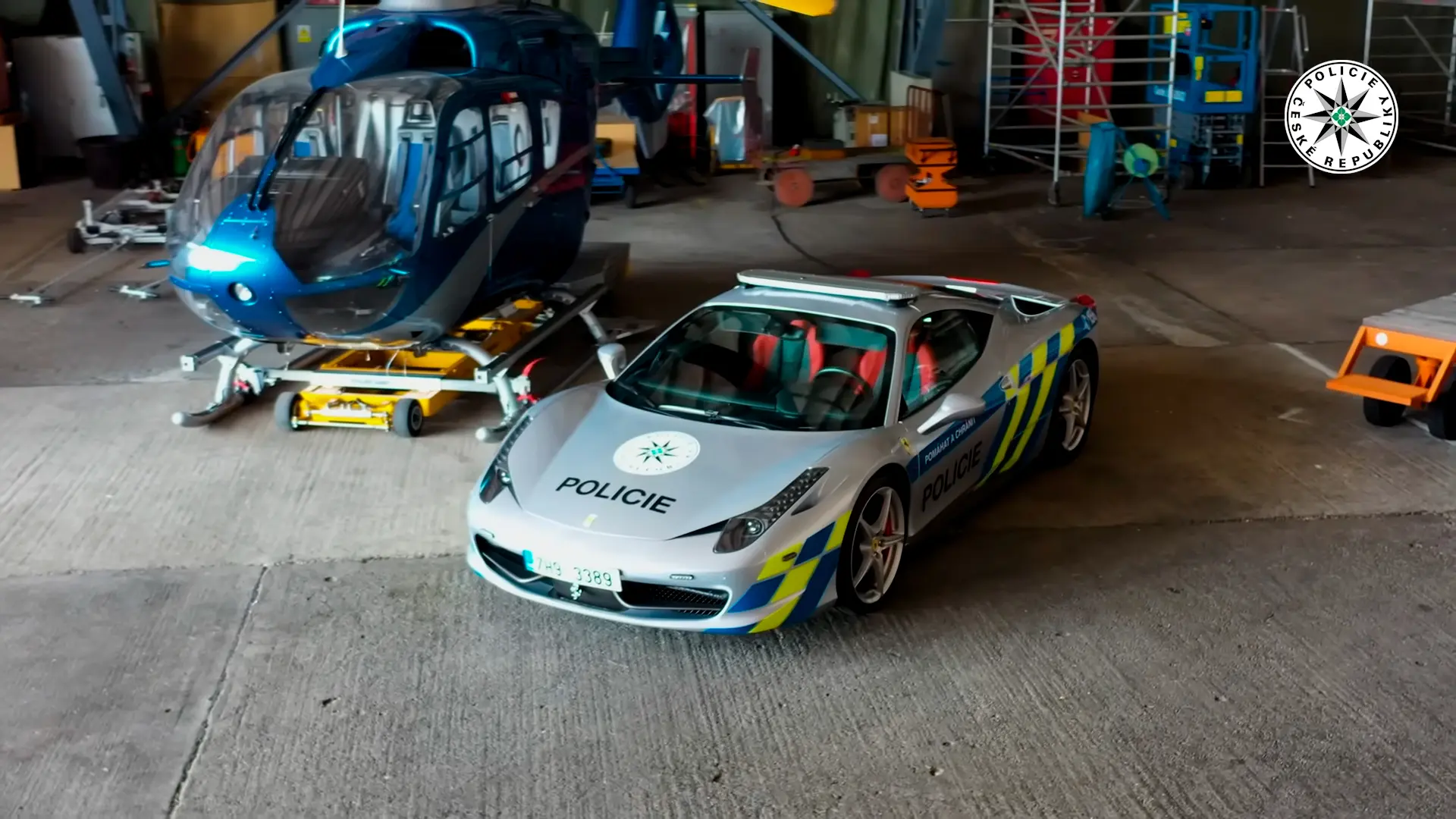 Bad Boys: la policía checa patrulla en un Ferrari 458 Italia incautado