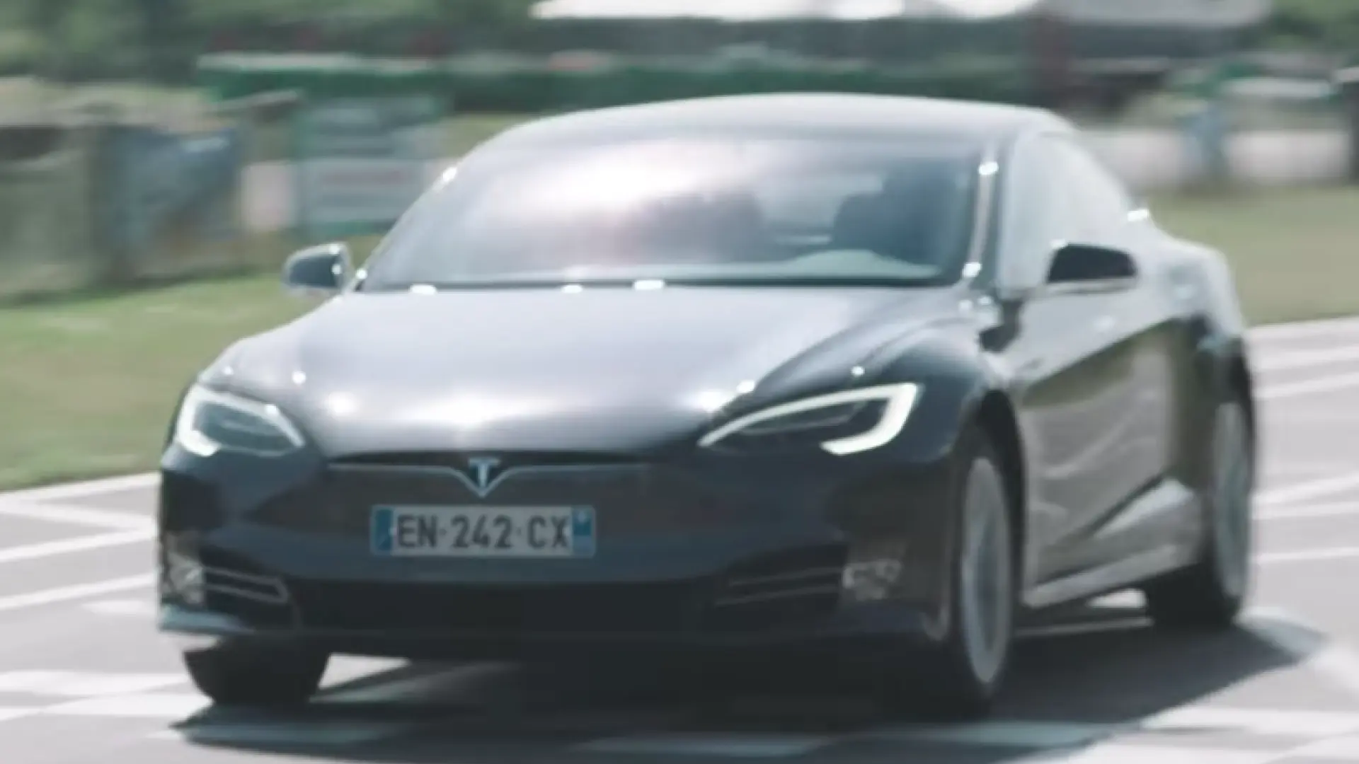 ¿Sabes qué es el modo Ludicrous de Tesla? Mira cómo funciona