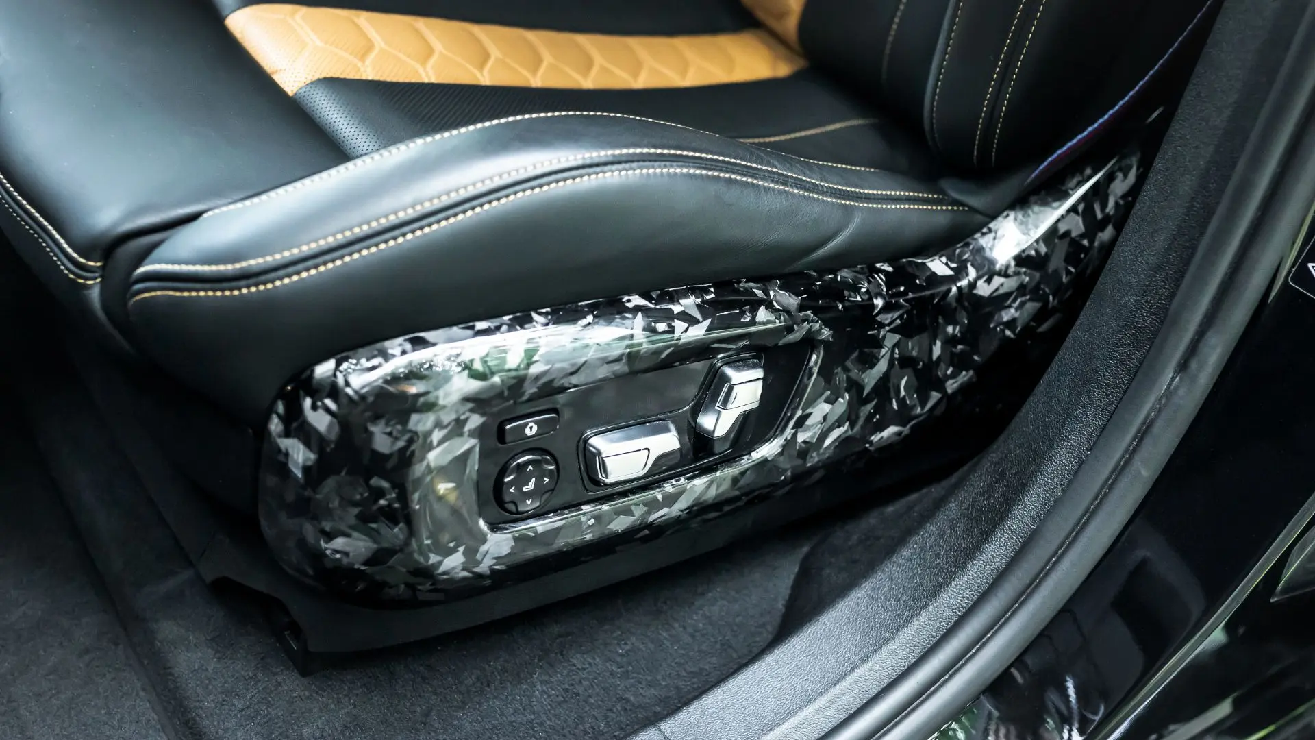 Manhart MHX6 700 WB interior
