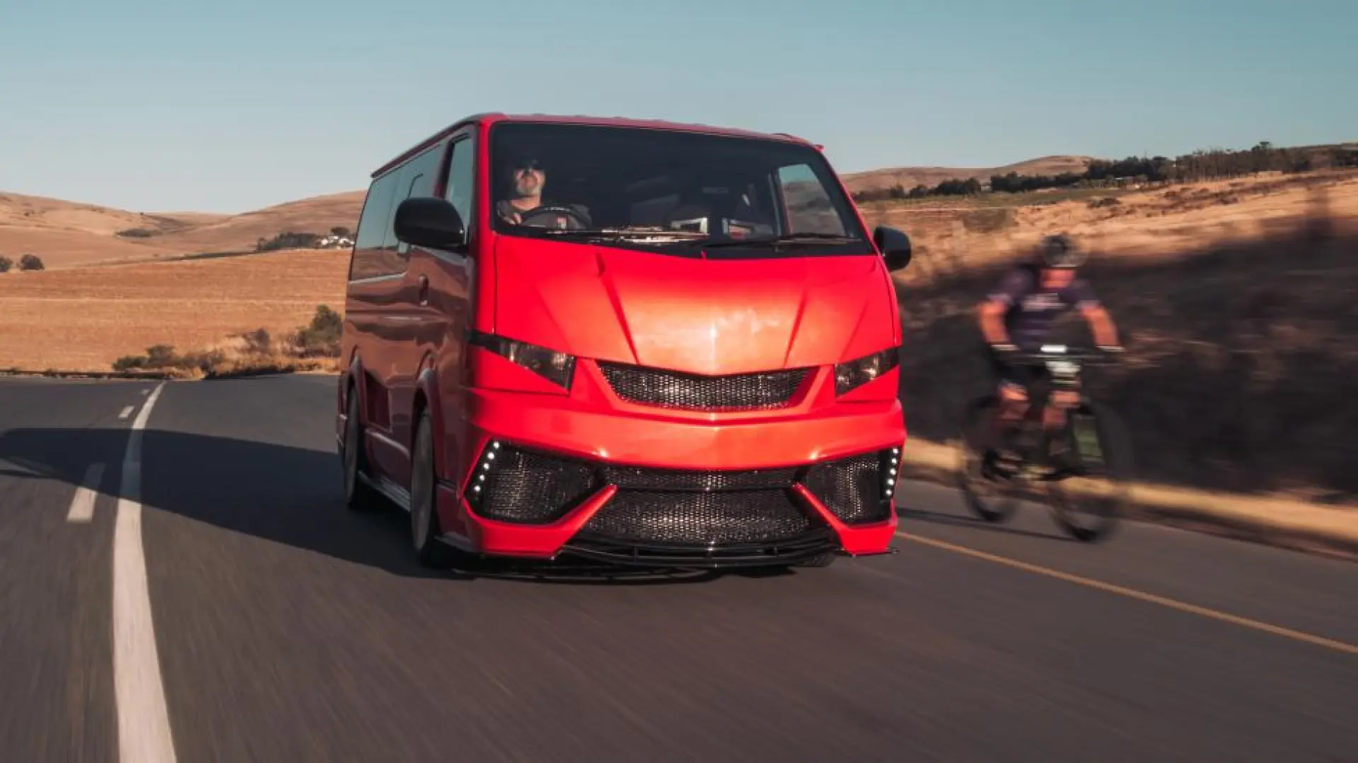 Este Toyota Quantum es un taxi de 600 CV inspirado en Lamborghini