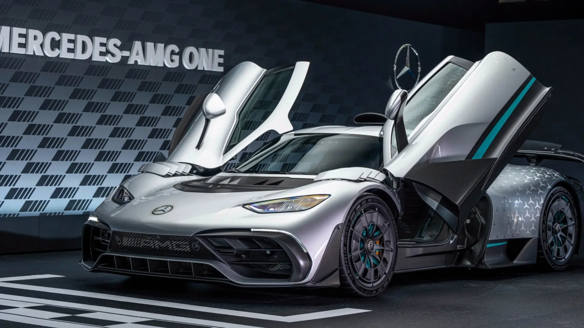 Dale al play mientras vuelas a 347 km/h en este Mercedes AMG One